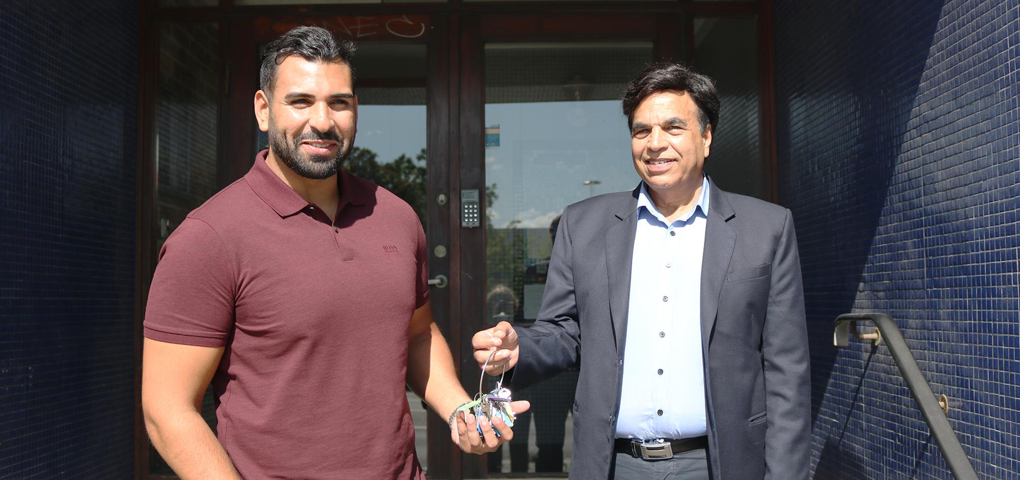 Raj och Arjun Duggal, far och son, i sin fastighet