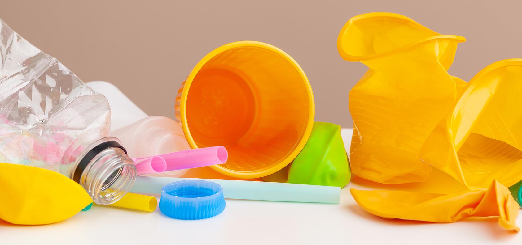 Olika sorters krossat och deformerat plastavfall i färgglada nyanser på ...