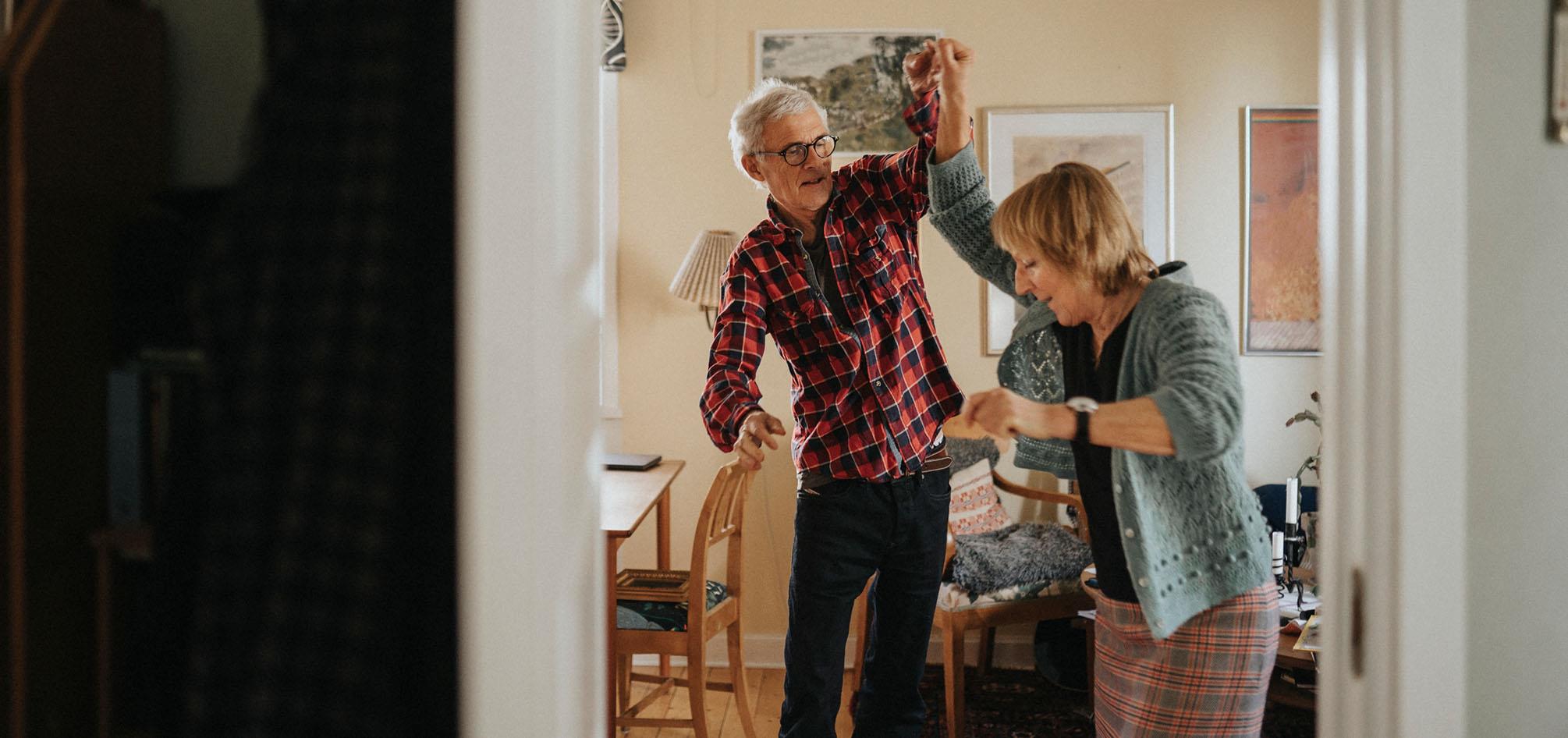 Äldre par buggar i lägenheten